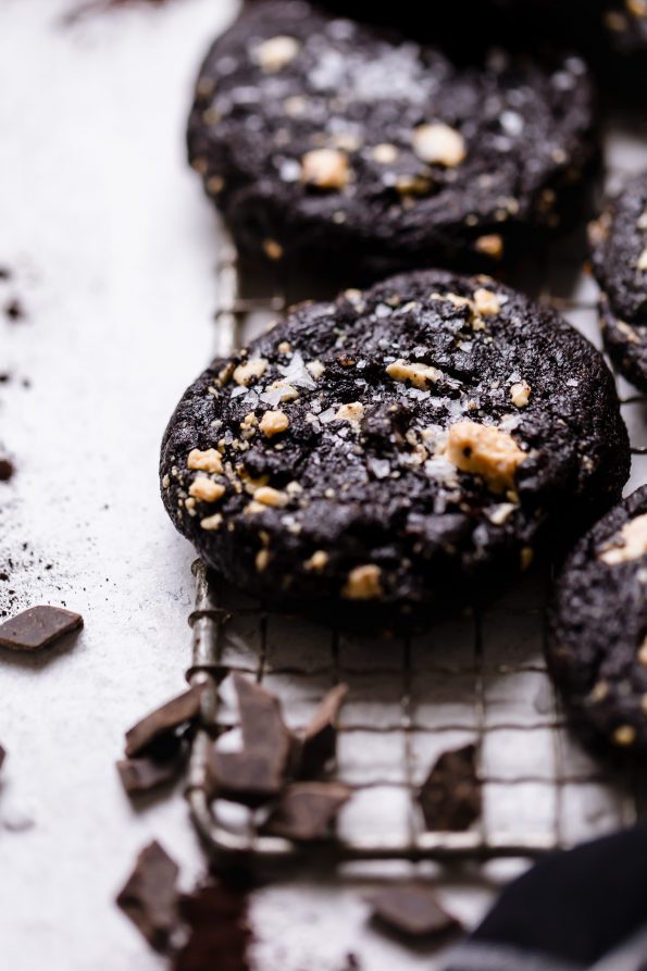 bittersweet chocolate cookies (+ caramelized white chocolate) -Plays ...