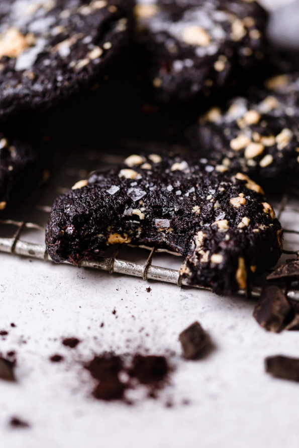 bittersweet chocolate cookies (+ caramelized white chocolate) -Plays ...